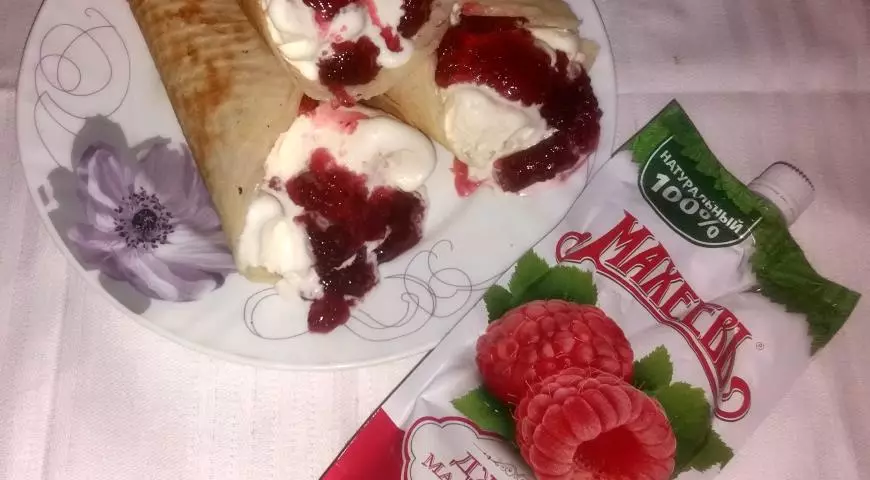 Tubes de gaufre avec glace et confiture de framboise