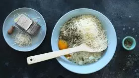 Foto de la preparación de la receta: pizza en masa de coliflor en harina de avena, paso número 3