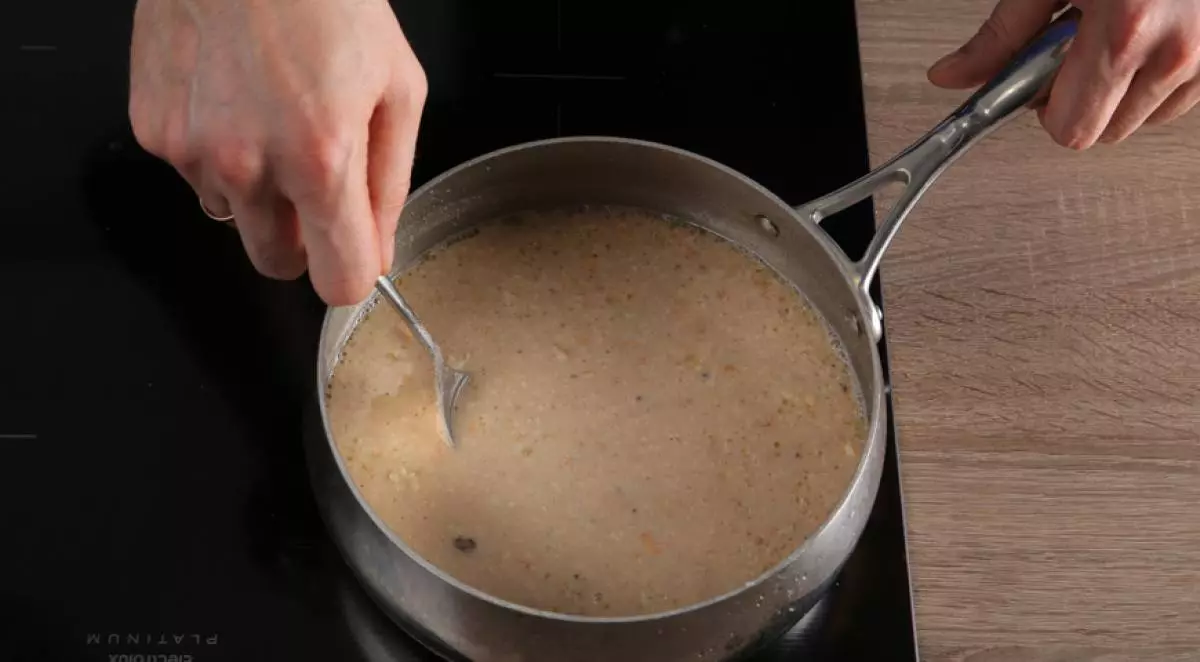 Klassischer Saziva, bringt Brühe zum Kochen