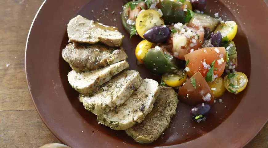 Filet de grain de porc avec salade de tomates