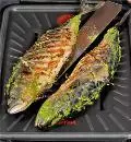|免版稅照片烹飪食譜：鯖魚與布魯塞爾捲心菜，第6步一步