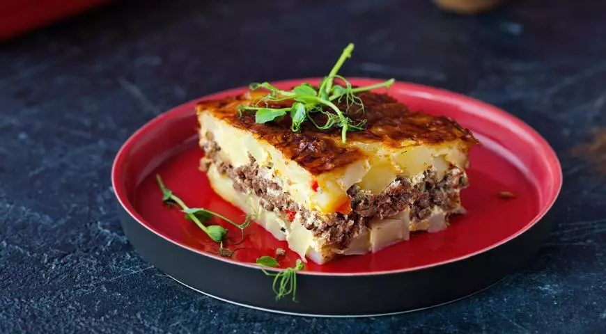 Cazuela de patata en el horno.