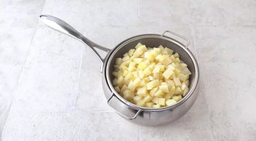 Foto de stock Receta de cocina: cazuela de patata en el horno, paso número 2