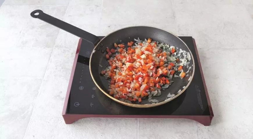 Foto de la preparación de la receta: cazuela de patata en el horno, paso número 3