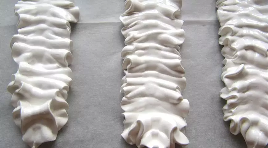 એક બેકિંગ શીટ પર meringue મોકલ્યો