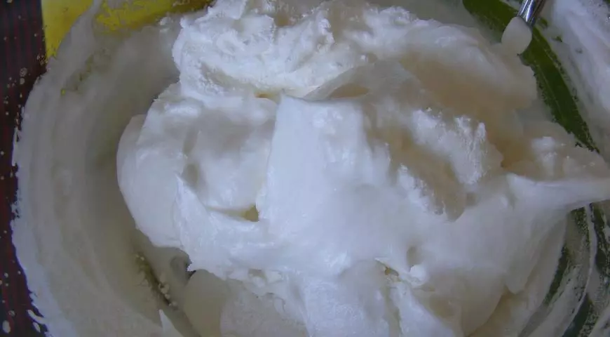 Добавете нишестето до бита протеини за meringue