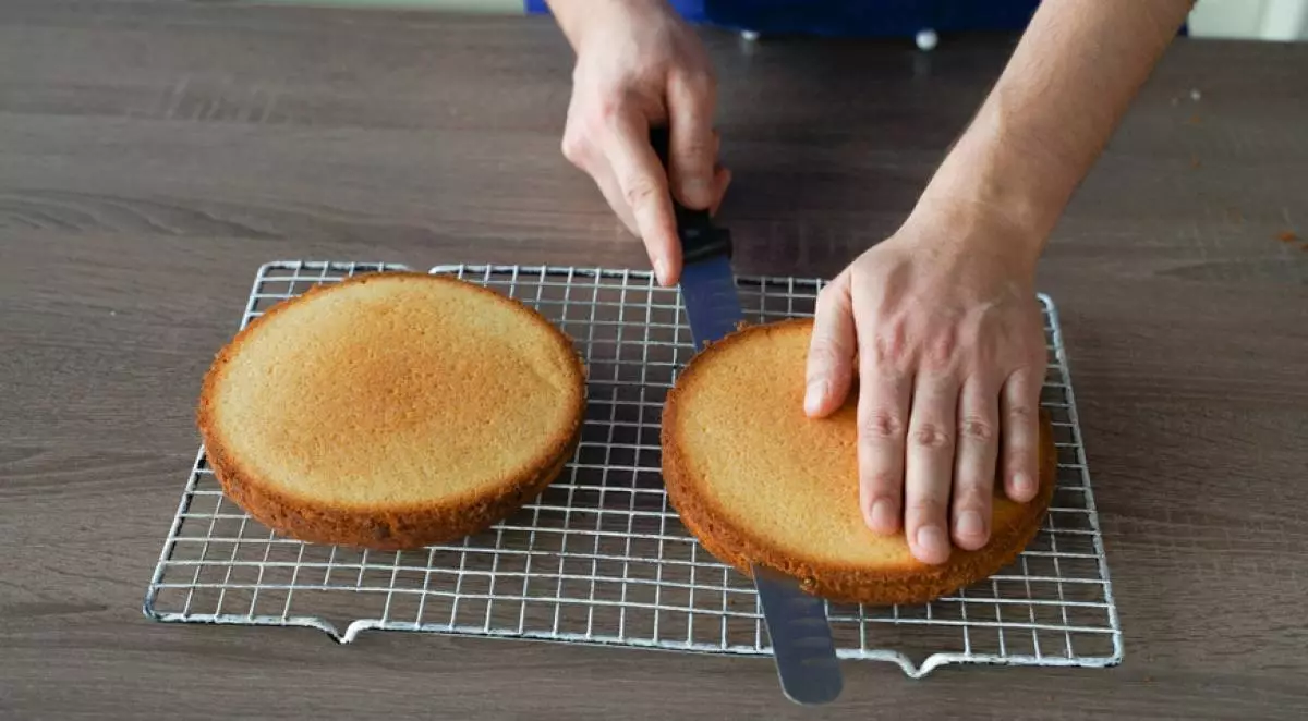 Глазурований лимонний пиріг, вийміть коржі з духовки