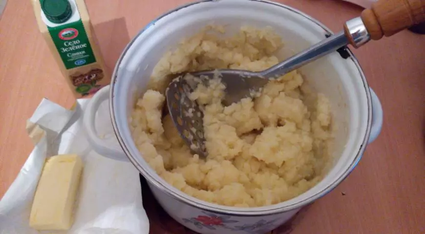 Fai puré de patacas con crema, manteiga e ovo, engade especias