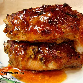 Pork ribben yn knoflook marinade mei karamelaus