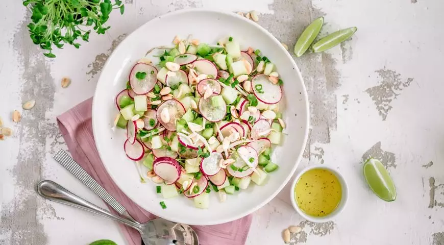 Melon salad na kukumba na radish