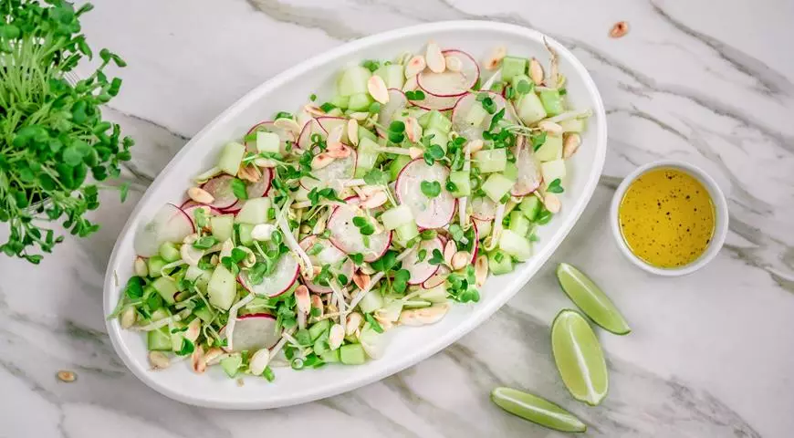 Melon salad na kukumba na radish