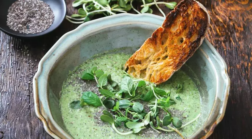 Vegetarian broccoli soup with chia and almond seeds