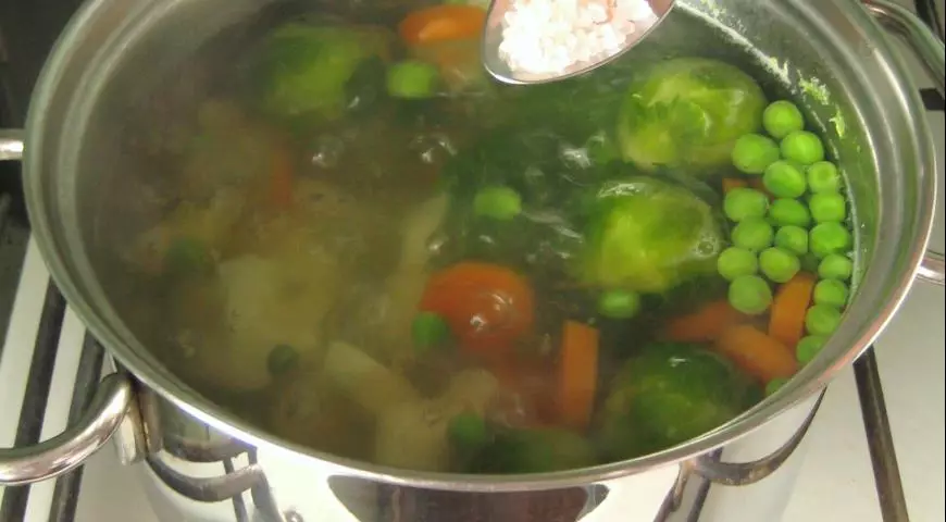 Idagdag sa gulay na sopas asin at gulay, magluto hanggang handa