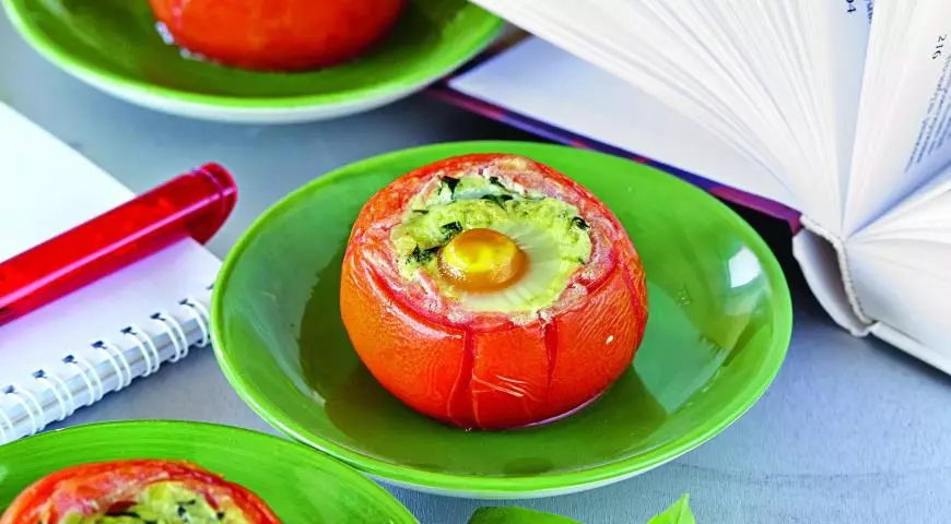 Tomato wokhazikika ndi mazira a zinziri