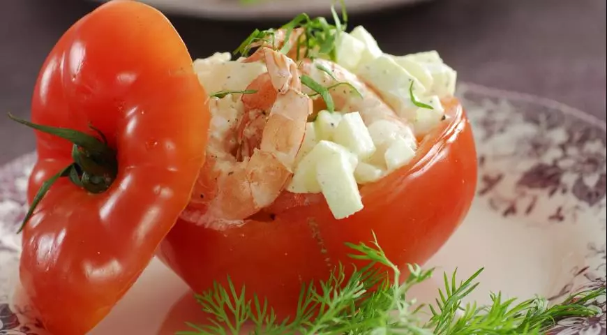 Tomates recheos con ensalada