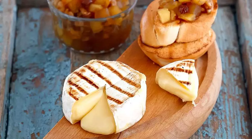 Camembert i pjekur në skarë me Apple Chutney