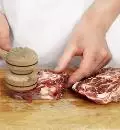 Stock foto memasak resep: domba muda dengan saus roti, langkah nomor 1