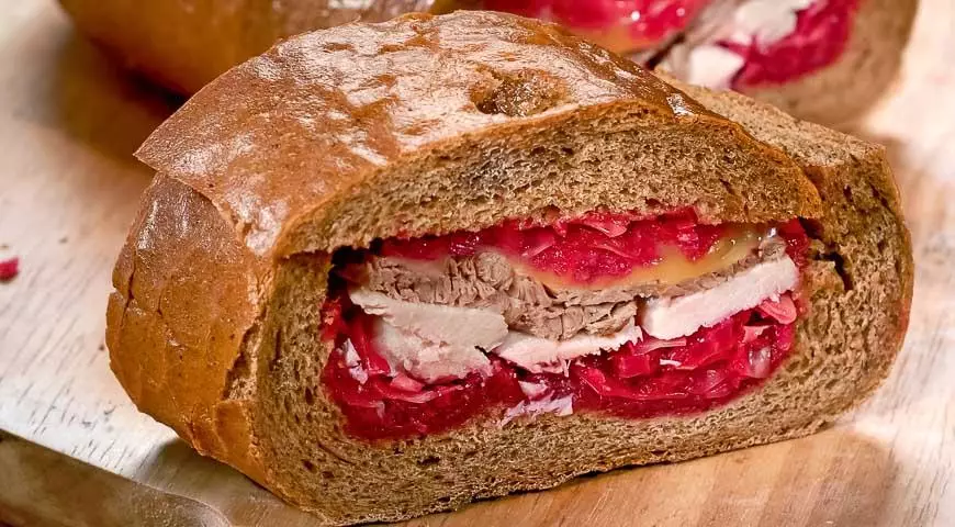 Closed sandwiches with red cabbage