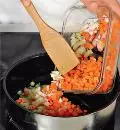 Stockfoto Koken recept: rustieke tomatensoep met basilicum en croutons, stap nummer 1