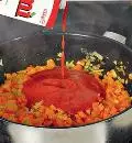 Foto van de voorbereiding van het recept: rustieke tomatensoep met basilicum en croutons, stap nummer 2