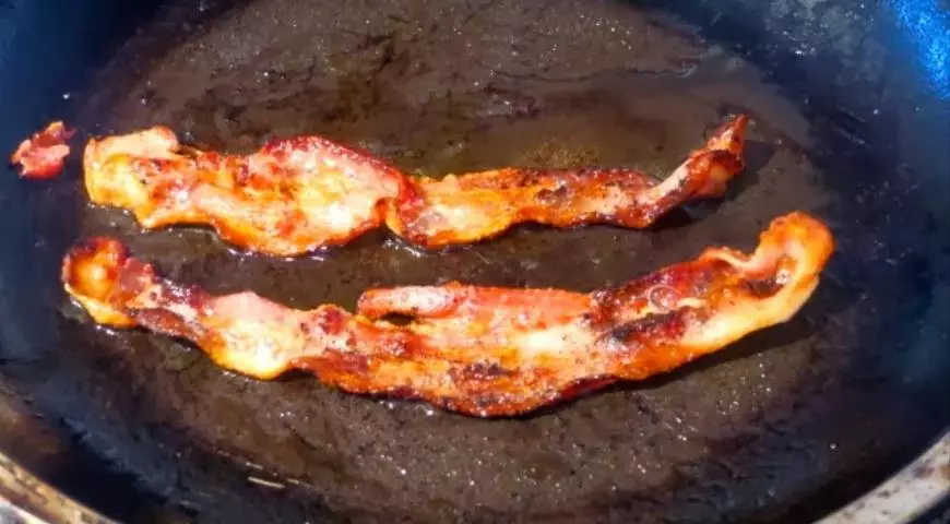 Alisin ang bacon sa mga tuwalya ng papel upang maunawaan ang labis na taba