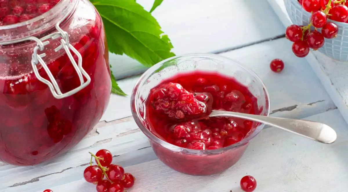 Marmellata di ribes rosso per l'inverno, levigatura