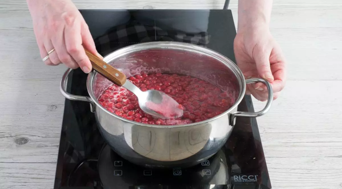 Rote Johannisbeermarmelade für den Winter, Zucker hinzufügen