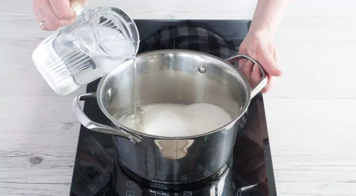 Apricot jam five-minute, pour sugar