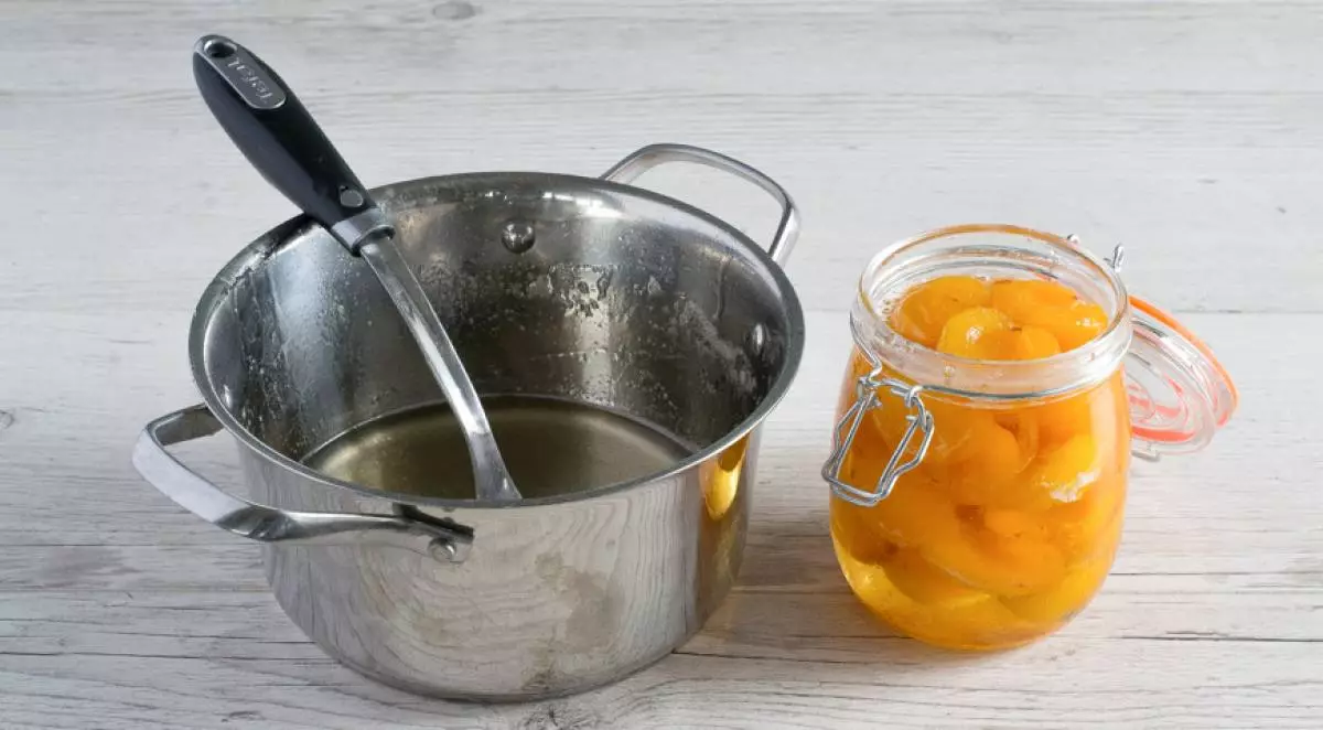 Apricot jams five-minute, burst jam on banks