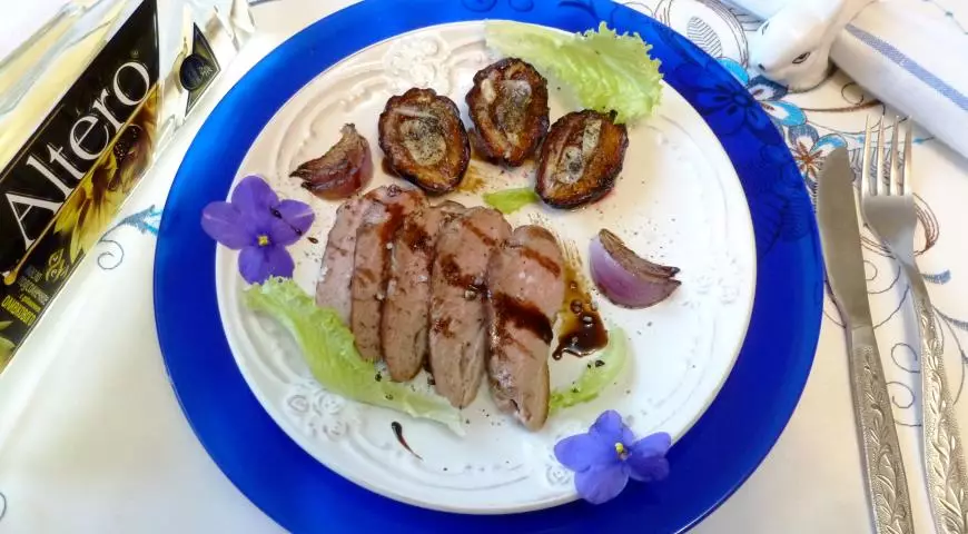 Duck breast MEDIUM RARE with dried plums and caramel bow