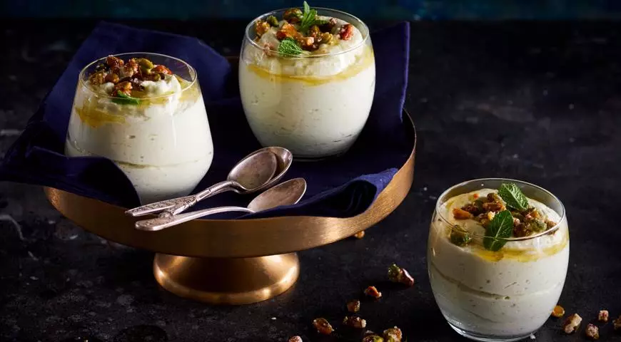 Caramelized Pistachios સાથે હની એવોકાડો હની mousse