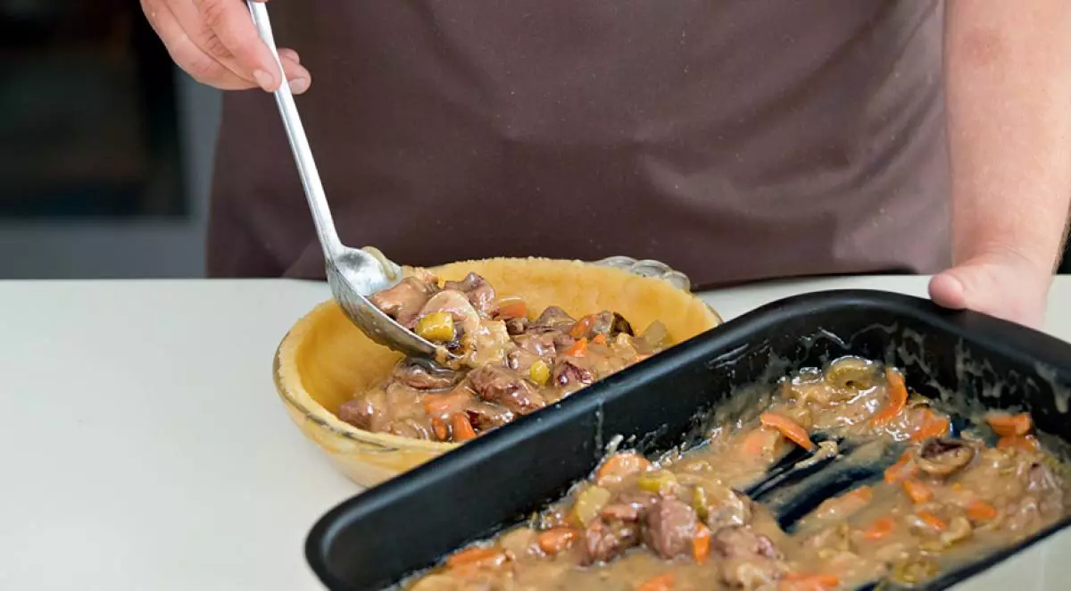 Photo de cuisson de photo: tarte fermée du bœuf et de la bière, étape n ° 6