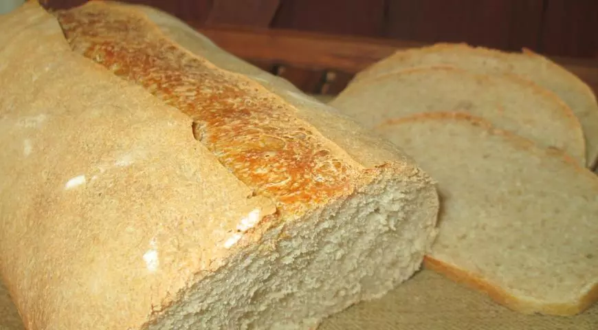 Kész búza-rozs kenyér kefir hűvös a rácson