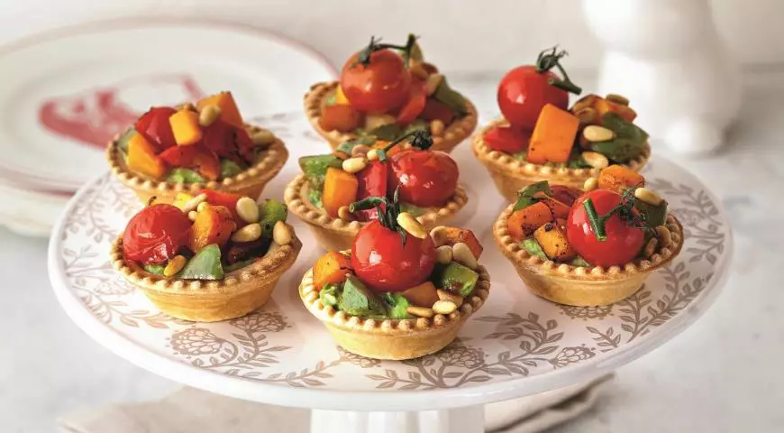 Tartlets with green hummus and baked vegetables