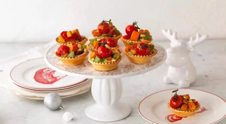 Tartlets with green hummus and baked vegetables 2