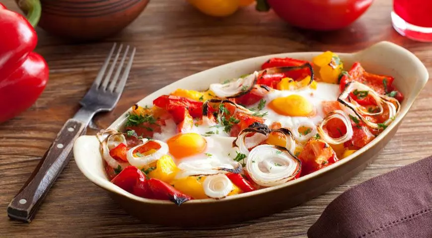 Brynza dipanggang dengan telur di Bulgaria