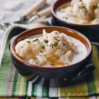 Soupe à pleine purée froide avec riz prêt pour l'alimentation