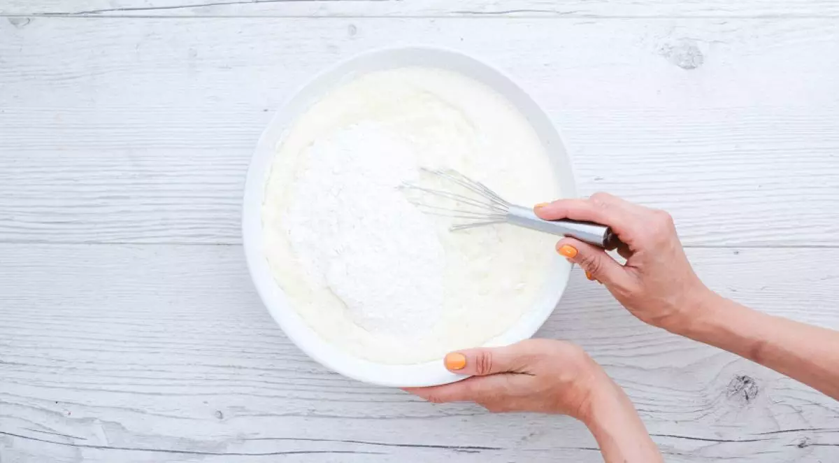 Pastís de farina amb grosella, busqueu la farina