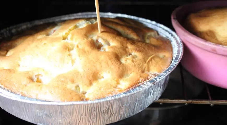 Baken d'Filler Appel Pie mat Zimt an den Uewen bis Bereetschaft