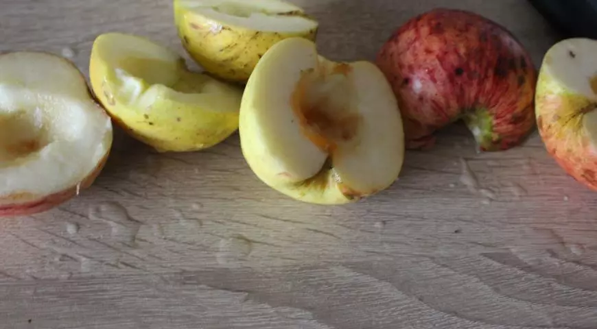 Epal untuk lombong kek, bersih dan memotong kepingan