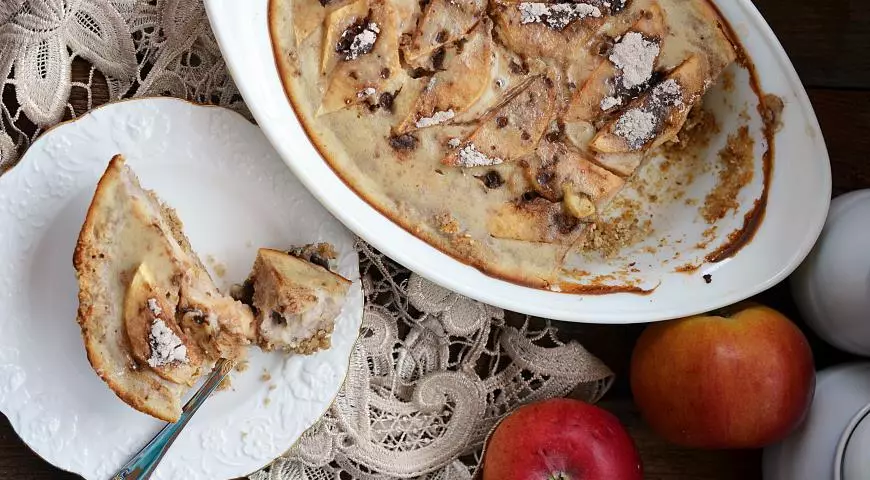 Empanada de manzana simulada lista a la mesa