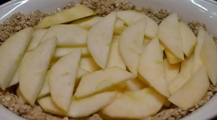 Apples ge awọn ege, dubulẹ lori esufulawa