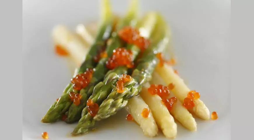 লাল ক্যাভিয়ার সঙ্গে ডিম সস অধীনে Asparagus