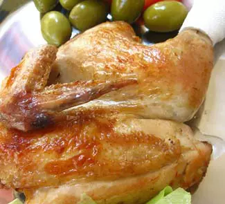 આદુ અને લસણ Marinade માં ચિકન પકાવવાની નાની ભઠ્ઠી માં પકવવામાં આવે છે