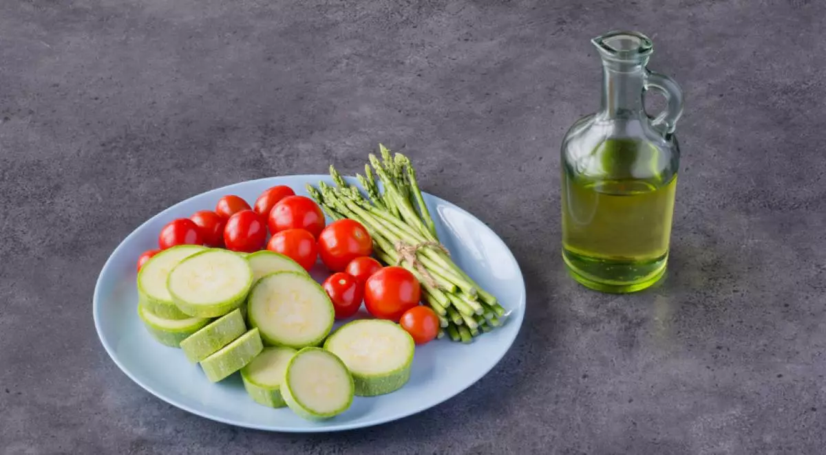 Foto van de voorbereiding van het recept: groenten gebakken op een grill koekenpan, stap №4