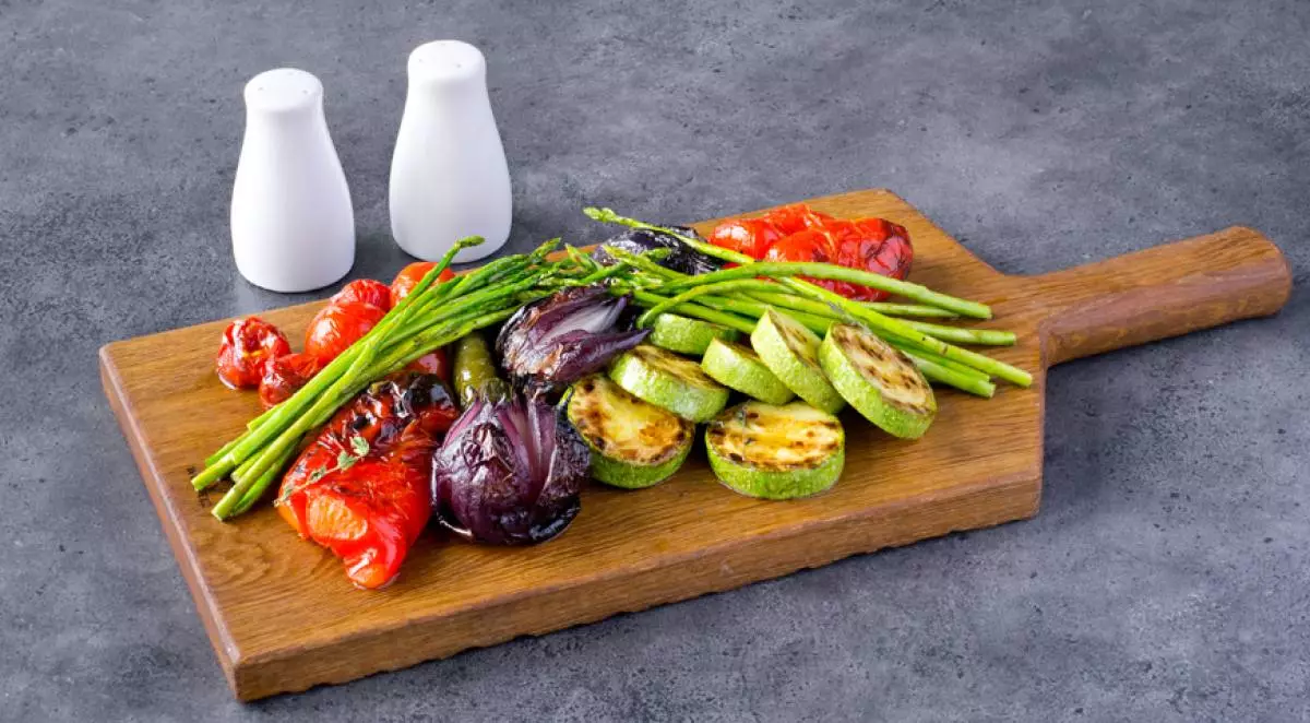 Foto van de voorbereiding van een recept: groenten gebakken op een grill koekenpan, stap nummer 7