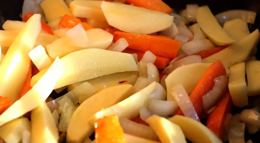 Fry vegetables to golden color