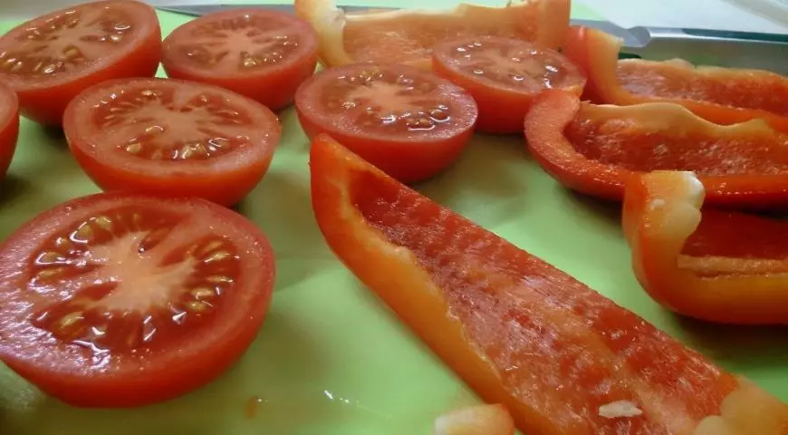 Улаан лооль, чинжүүг хайчилж ав