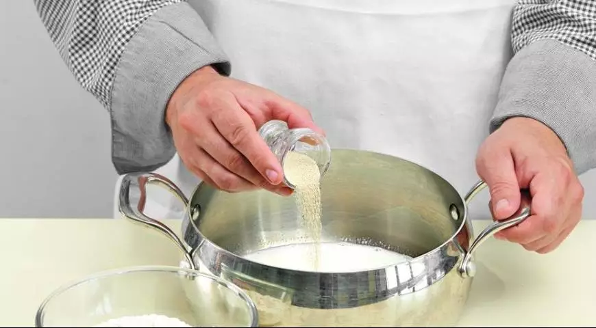 Stock Foto Cooking recipe: pies with bow and egg, step number 1