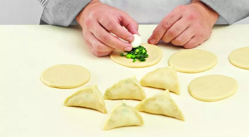 Stock Foto Cooking recipe: pies with bow and egg, step number 5